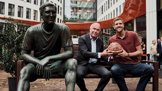 ING Deutschland und Dirk Nowitzki feiern 20-jährige Partnerschaft – ING